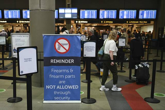 7014710_web1_vnd-airportguns002-100123 7014710_web1_vnd-airportguns002-100123