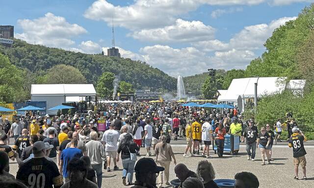 Photos: Fans arrive on North Shore as NFL Draft clock hits zero